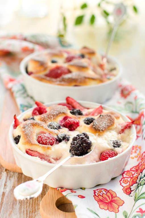 Clafoutis aux Fruits Rouges, un mélange de fraises, mures, myrtilles et ...