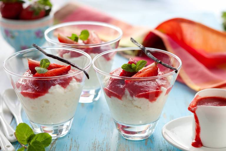 Riz au lait d'amande et fruits rouges un dessert crémeux et fruité