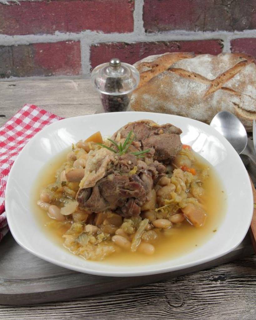 Garbure une recette régionale du sud ouest un bon plat unique d'hiver