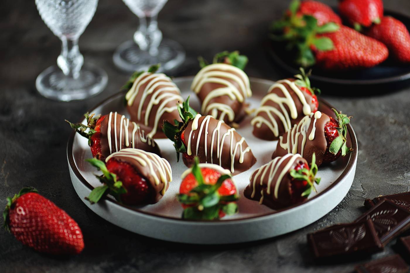 recette Fraises aux deux chocolats crème fleurette menthe chocolat noir ...