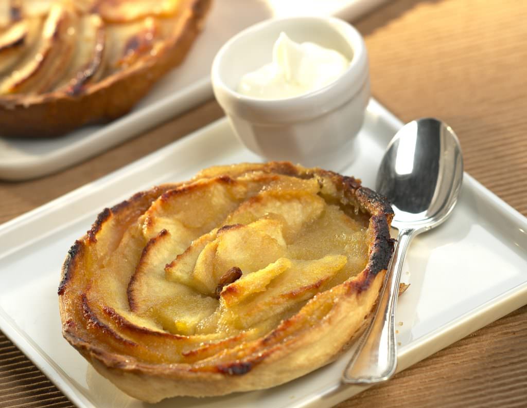 Tartelettes aux pommes à servir avec une petit crème fouettée ou une ...